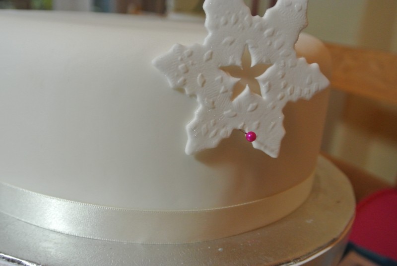Ice White Snowflakes Cake | Baking, Recipes and Tutorials - The Pink Whisk